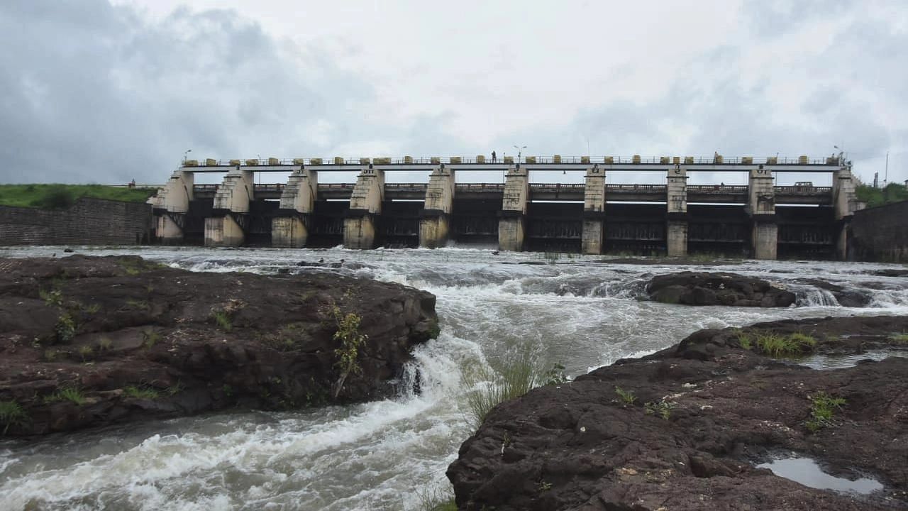 Live storage and water levels in dams in Nashik region of Maharashtra - By district